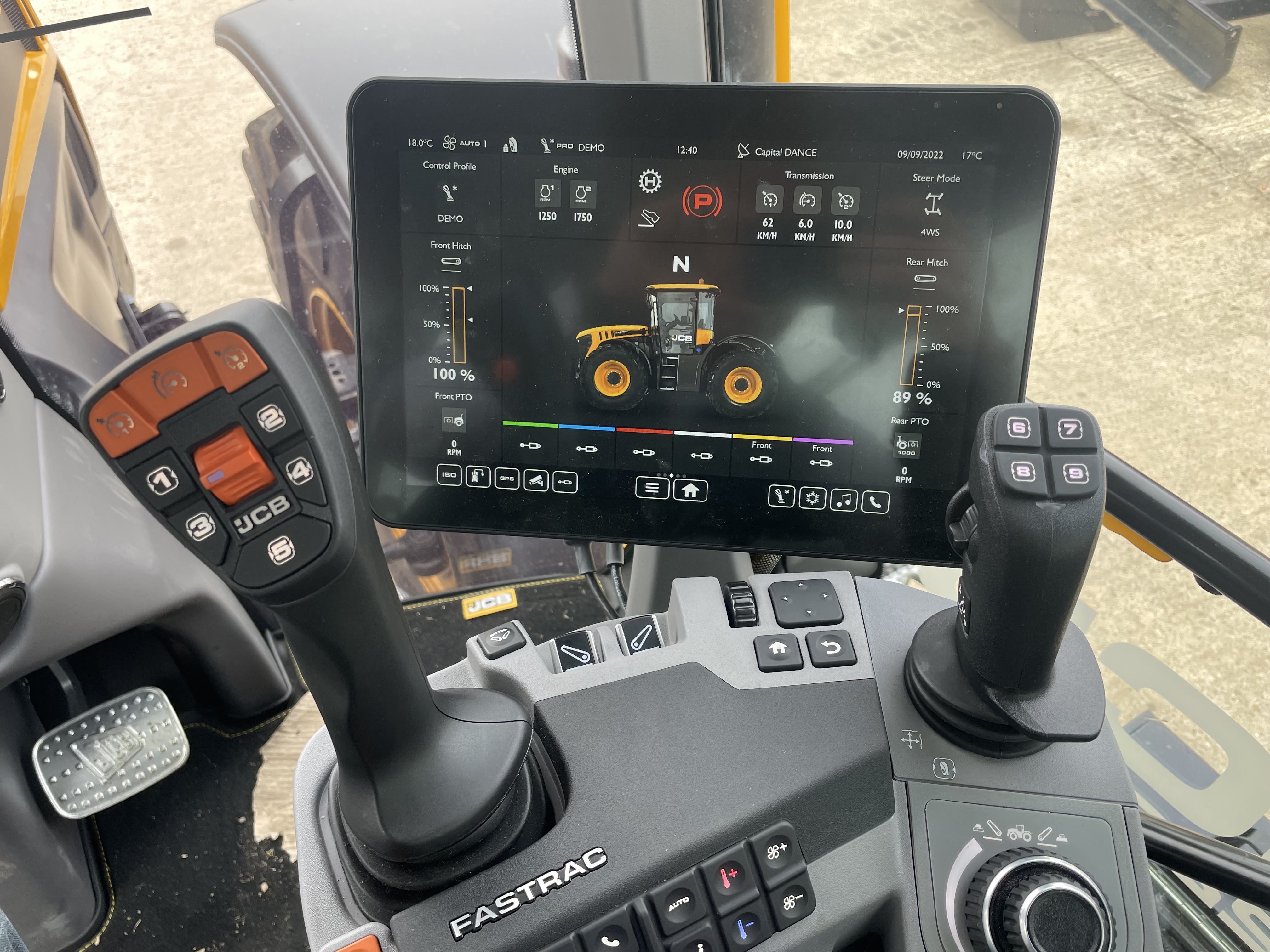 DEMO JCB Fastrac ICON 4220 » Cotswold Farm Machinery (CFM)