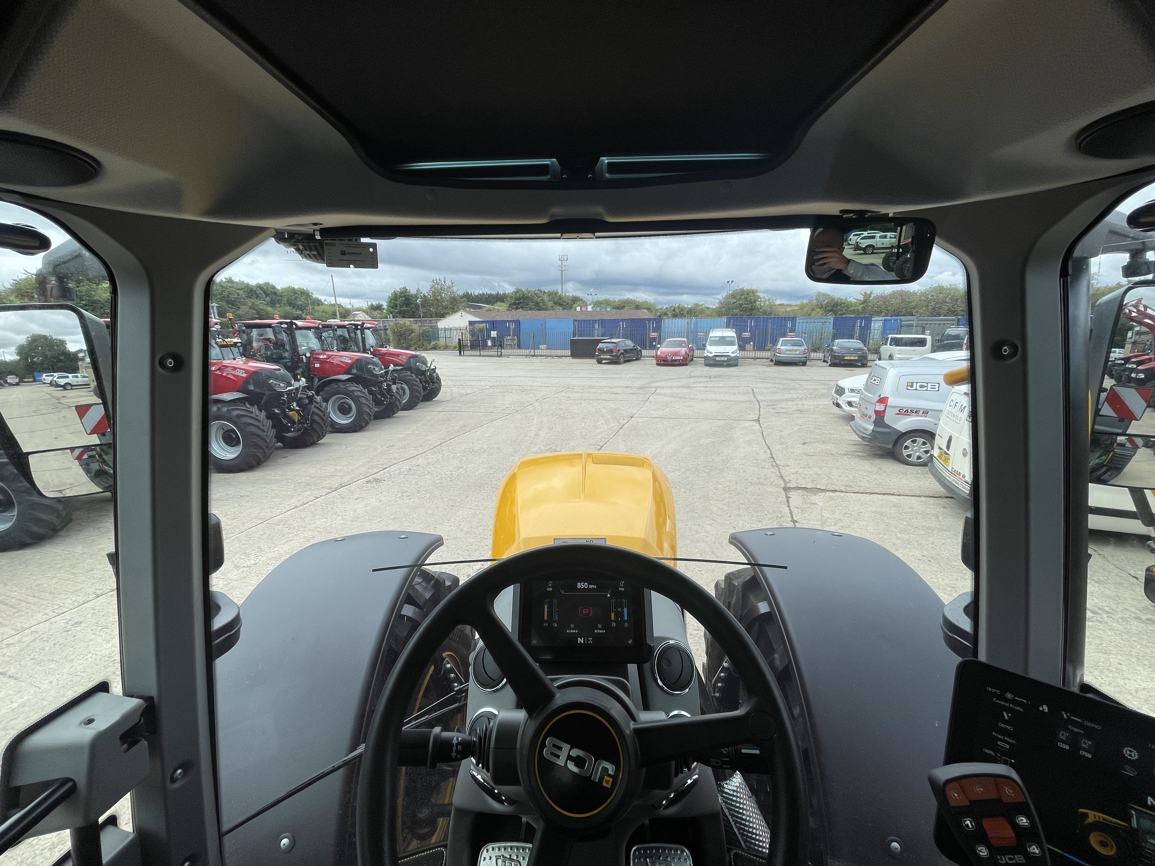 DEMO JCB Fastrac ICON 4220 » Cotswold Farm Machinery (CFM)