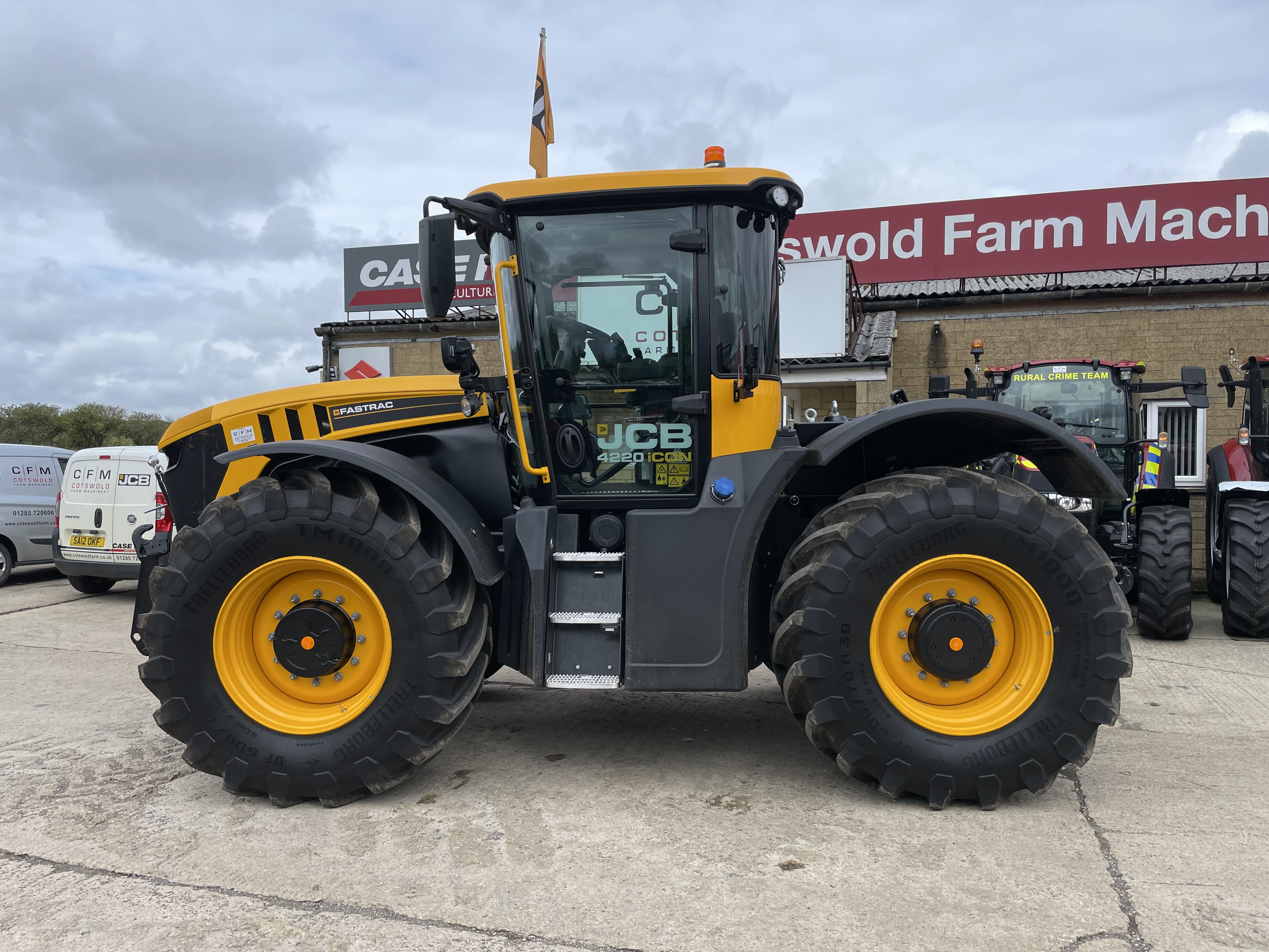 DEMO JCB Fastrac ICON 4220 » Cotswold Farm Machinery (CFM)