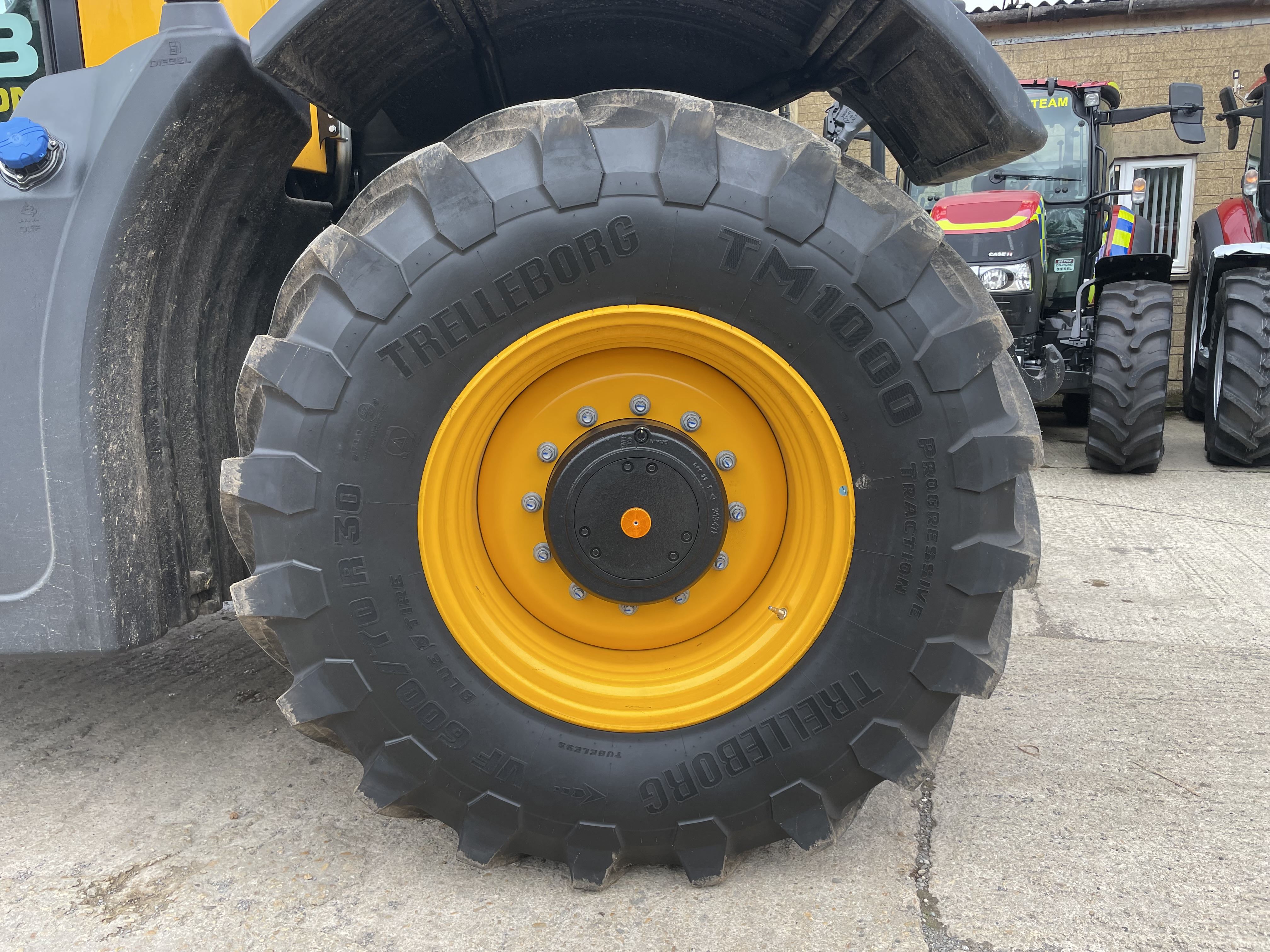 DEMO JCB Fastrac ICON 4220 » Cotswold Farm Machinery (CFM)